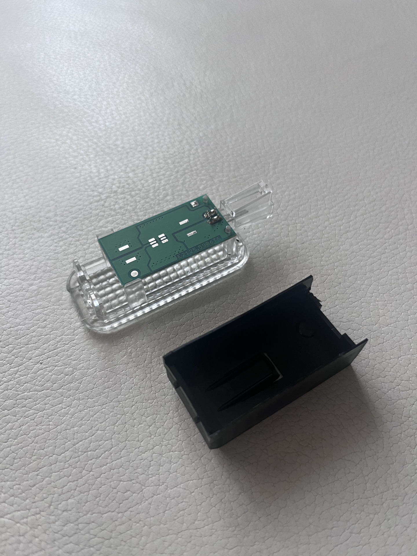 Замена ламп подсветки ног (4E0947415А) — Audi A1 (2G), 2 л, 2019 года ...