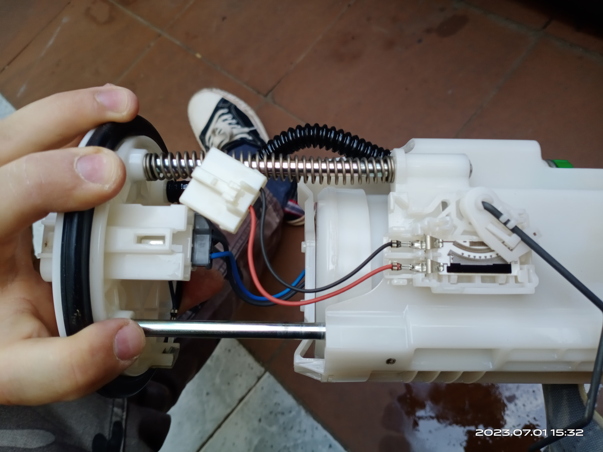 Замена топливного фильтра — Toyota Camry (XV50), 2 л, 2016 года ...