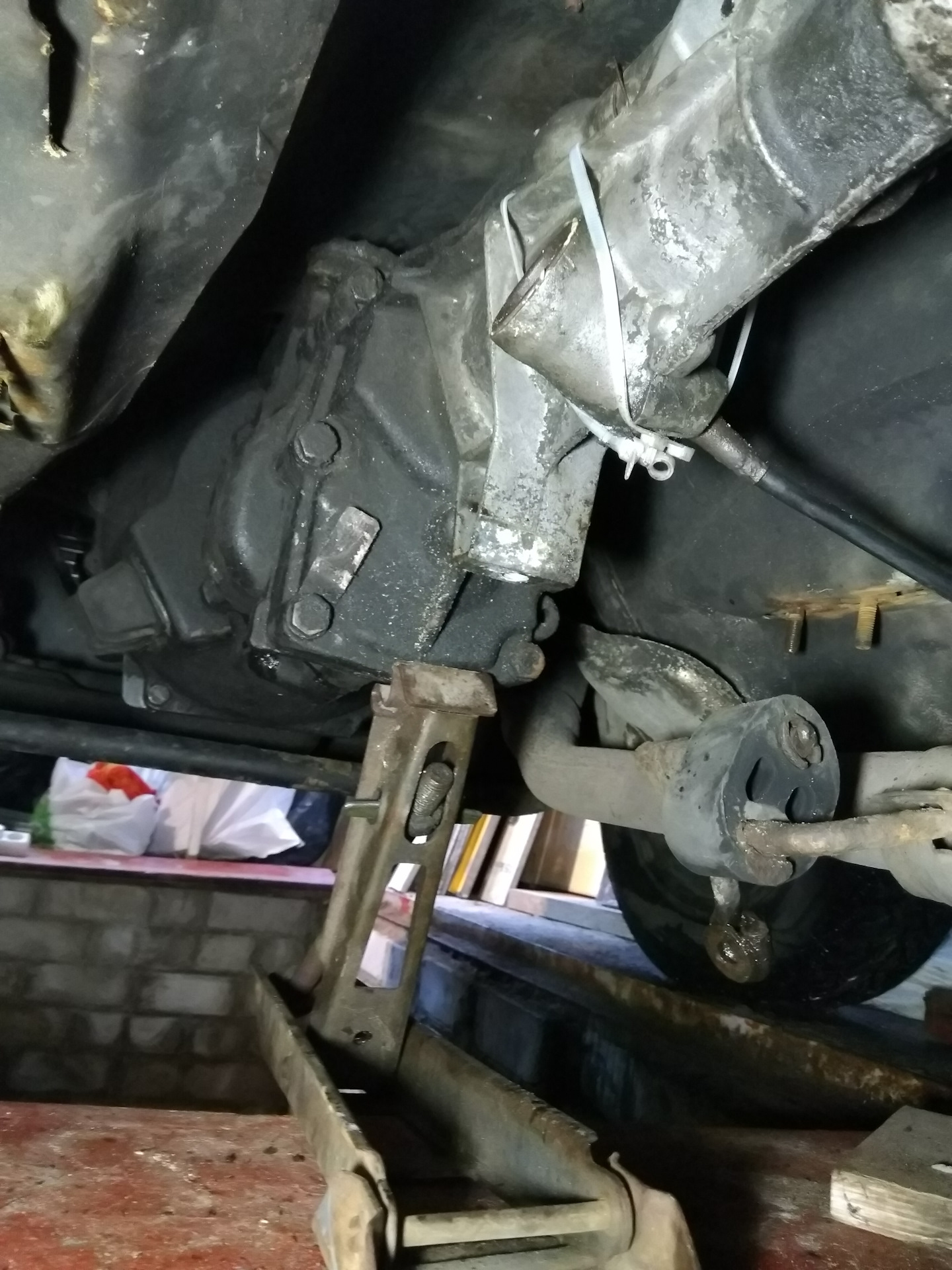 Замена подушки коробки передач Ford Sierra — Ford Sierra, 2 л, 1991 ...