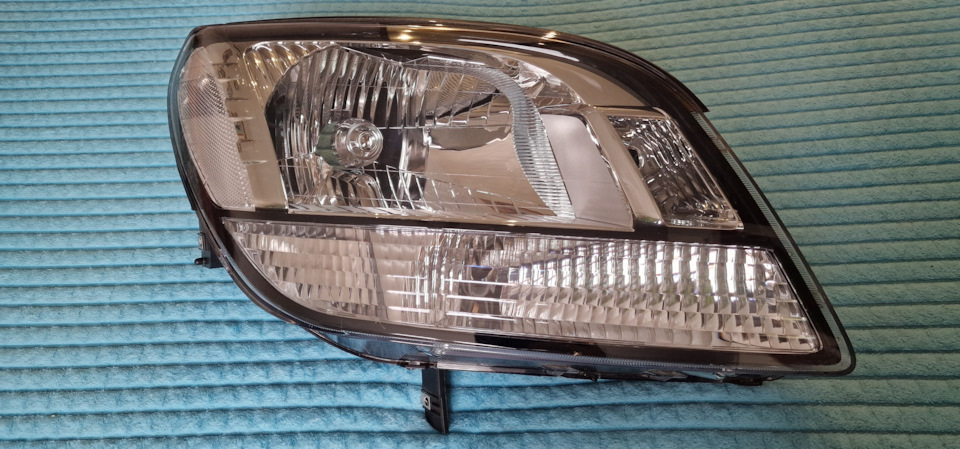 Новая правая фара GM 95025586 — Chevrolet Orlando (1G), 1,8 л, 2014 ...