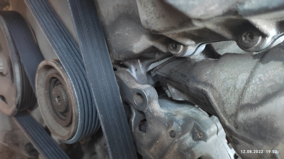 Замена прокладки кронштейна масляного фильтра. — Skoda Fabia Mk2, 1,2 л ...