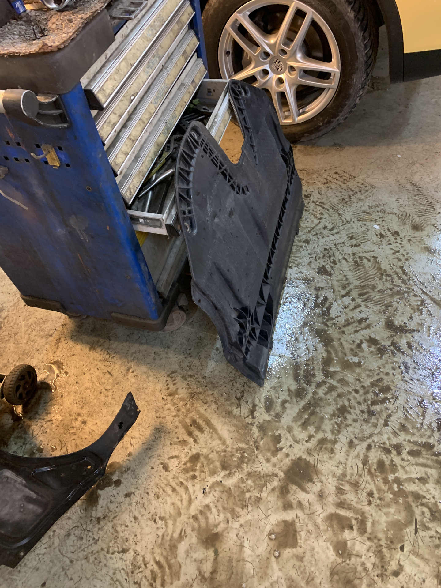 Установка ОЕМ защиты 6R0825901A — Volkswagen Polo Hatchback Mk5, 1,4 л ...