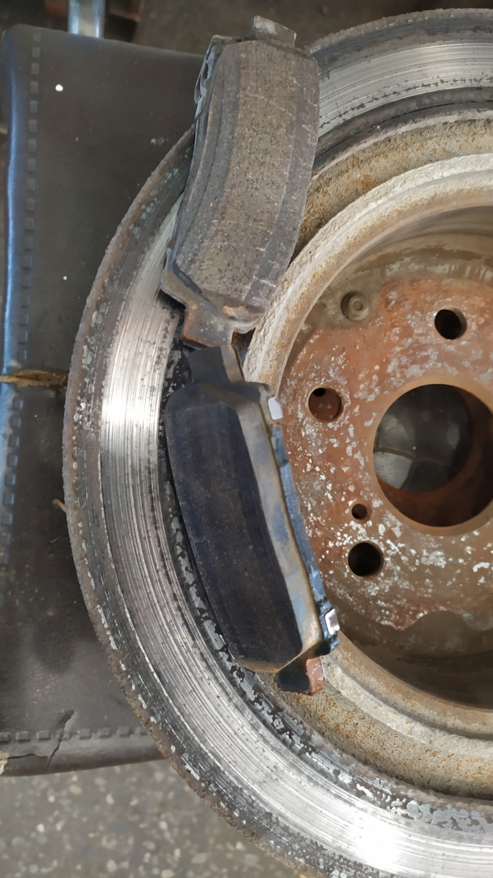 Потёк передний правый суппорт — Toyota Town Ace Noah, 2 л, 1998 года ...