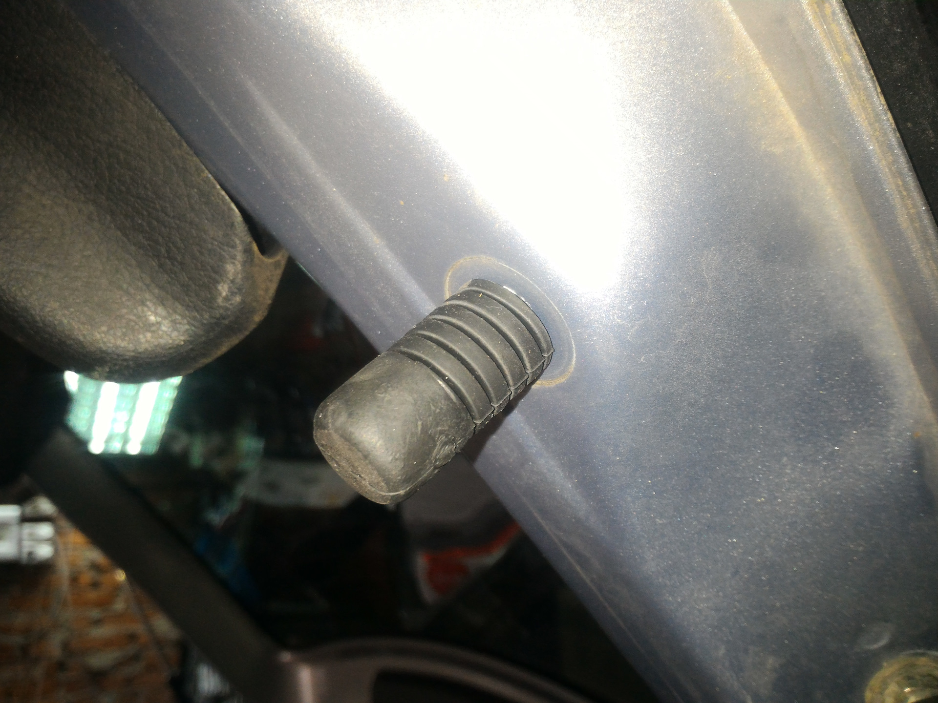 Отбойник крышки багажника — Mazda Verisa, 1,5 л, 2006 года | своими ...