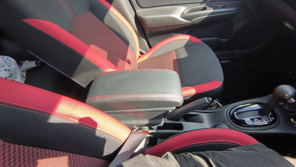 Подлокотник — Nissan Note (2G), 1,2 л, 2018 года | аксессуары | DRIVE2