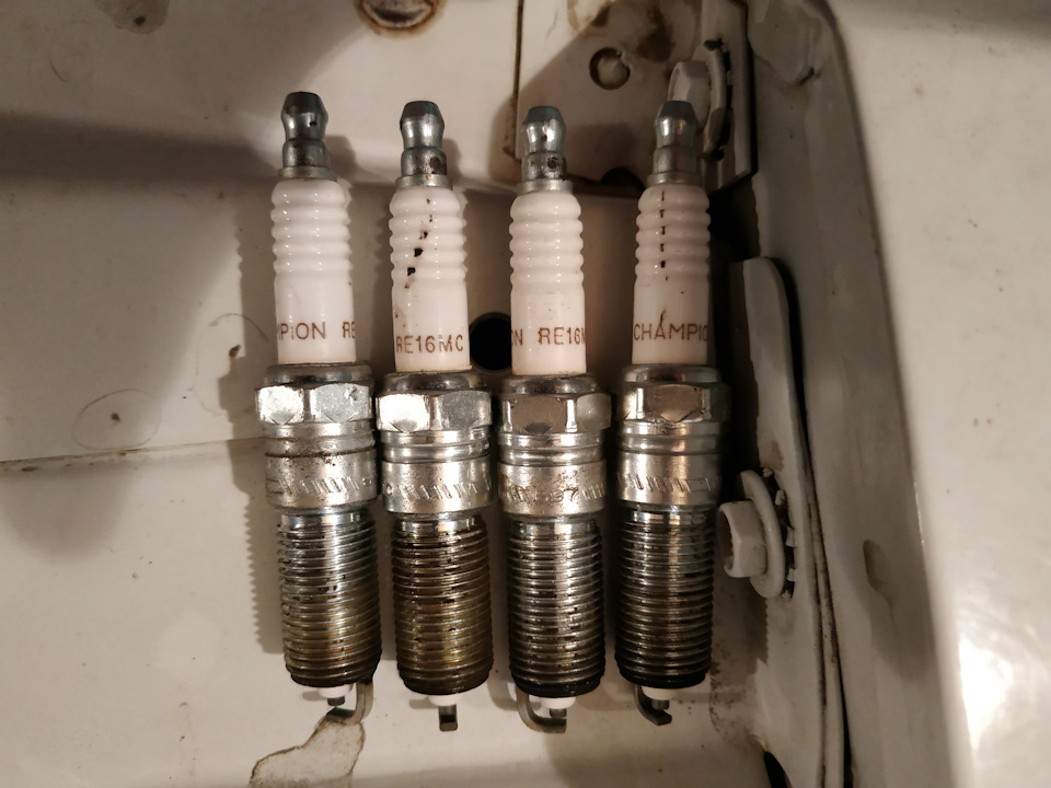 RE16MC Свеча зажигания 2.4 01- CHAMPION | Запчасти на DRIVE2