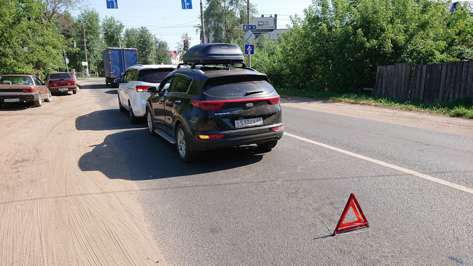 Получил в корму))) — KIA Carnival (3G), 2,2 л, 2016 года | ДТП | DRIVE2