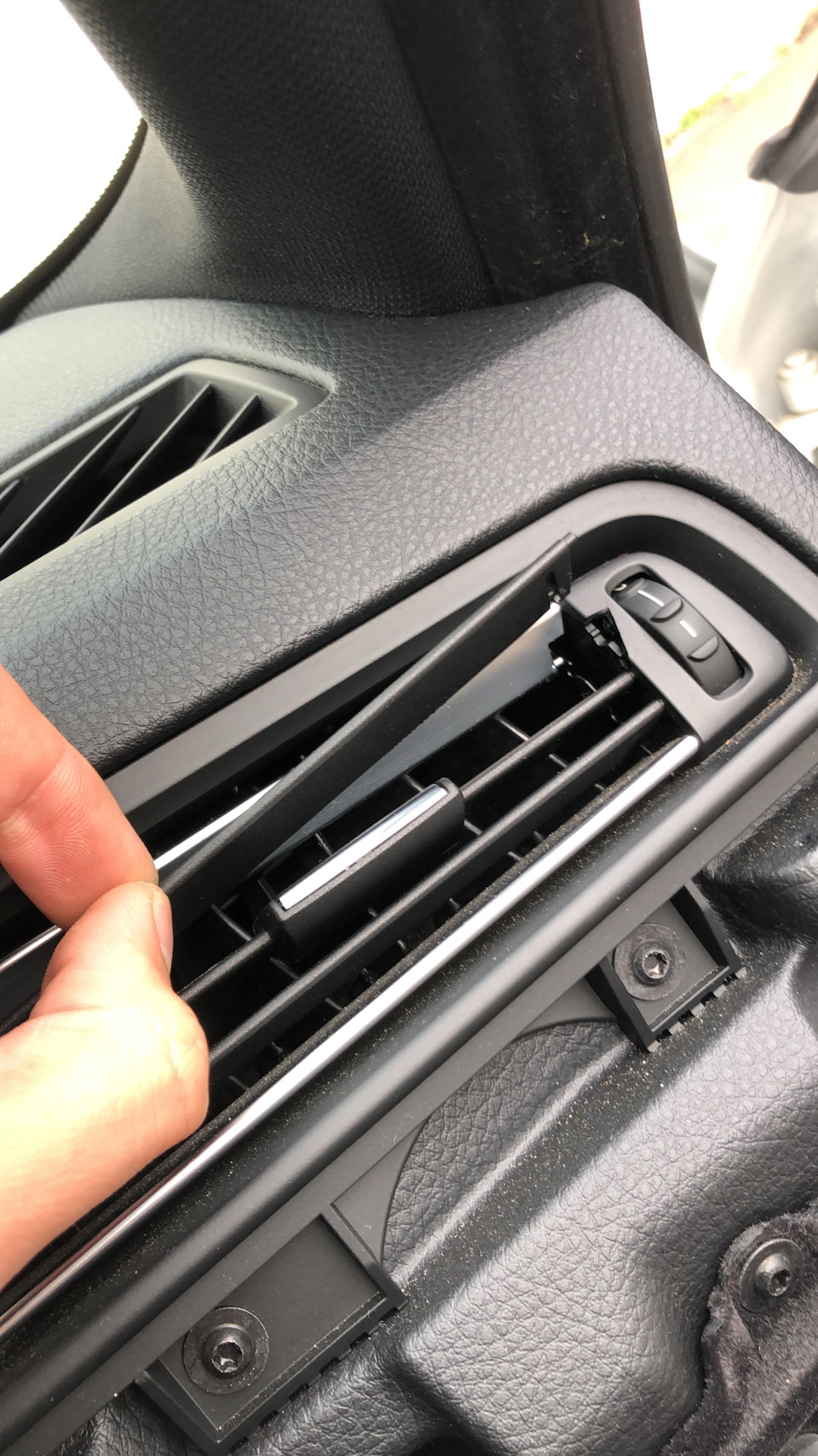 Заменил дефлектор воздушный салона — BMW 5 series (F10), 2 л., 2016 ...