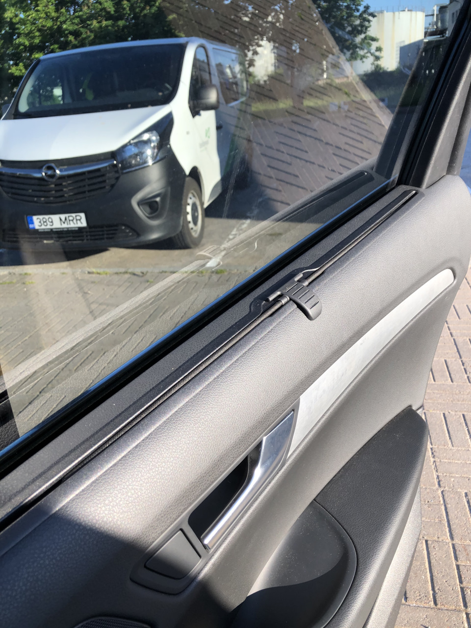 Установка оригинальных солнцезащитных шторок в задних дверях Audi Q5 ...