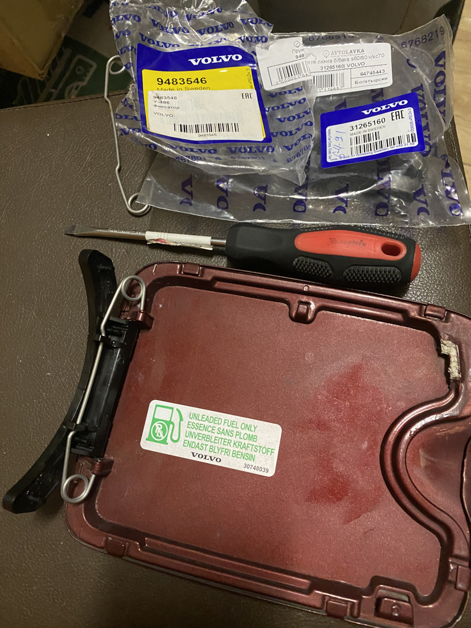 Замена крепления крышки бензобака — Volvo S60 (1G), 2,5 л, 2007 года ...