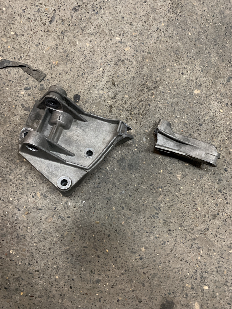 Замена кронштейна генератора — Lada Granta Sport, 1,6 л, 2017 года ...