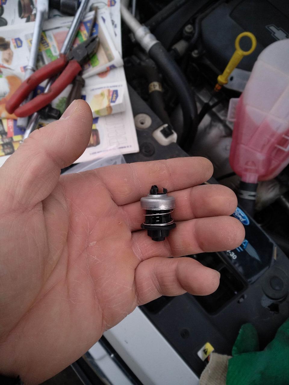 Замена дренажного клапана в стакане для масляного фильтра и замена ...