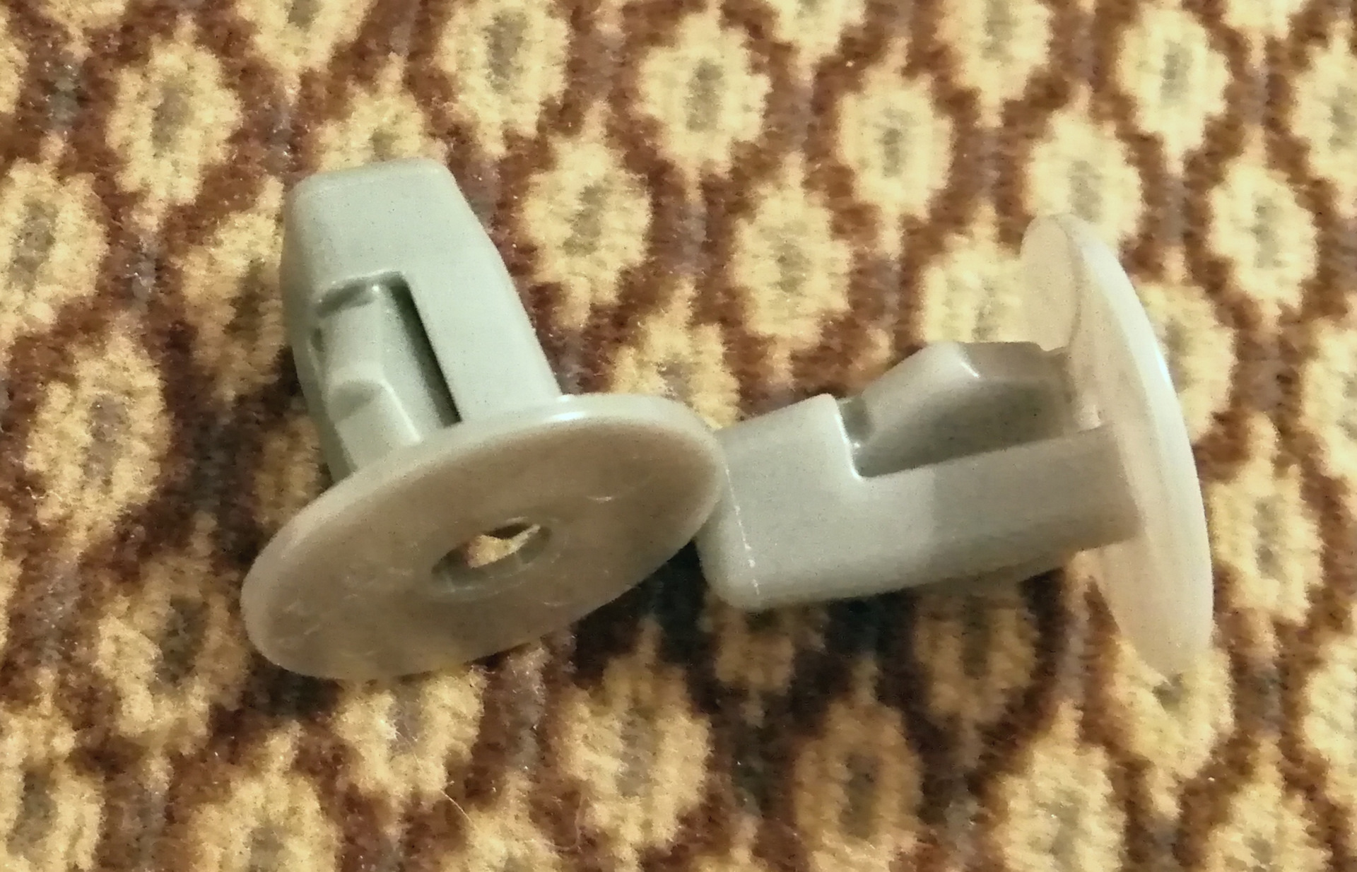 Нижние пистоны подкрылка 9018906230 — Toyota Corolla Fielder (E160), 1 ...