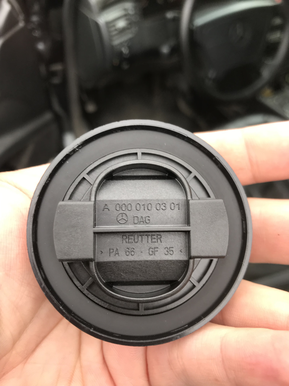 A0000100301 Крышка маслозаливной горловины Mercedes | Запчасти на DRIVE2
