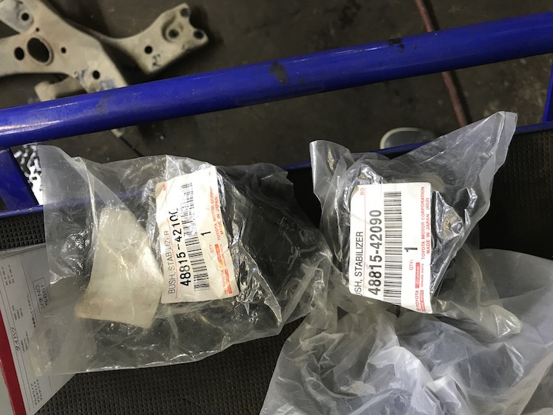 ТО13 замена передних рычагов и втулок стабилизатора — Toyota RAV4 (III ...