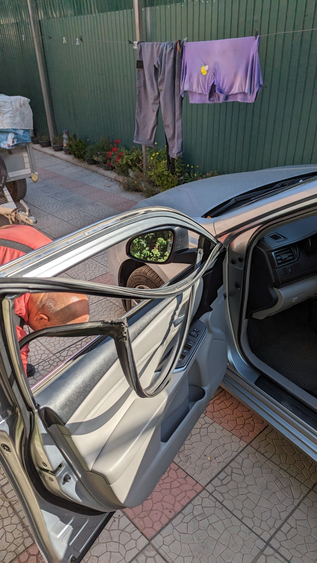 Замена верхнего молдинга двери — Toyota Camry (XV50), 2,5 л, 2016 года ...