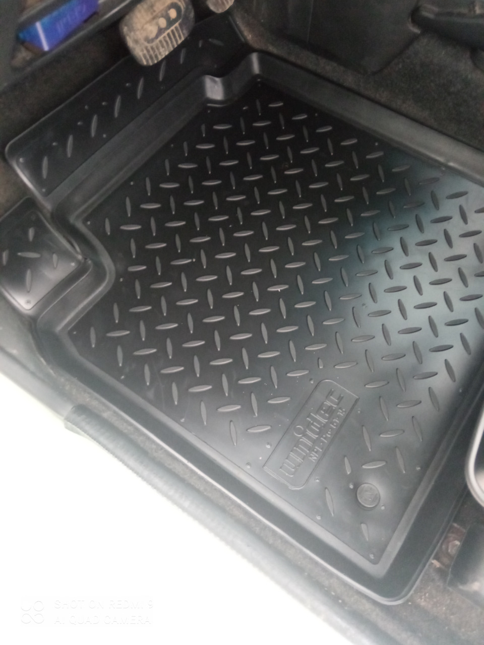 еще меньше, все как у всех- крючок капота, пробка омывайки, ковры ...