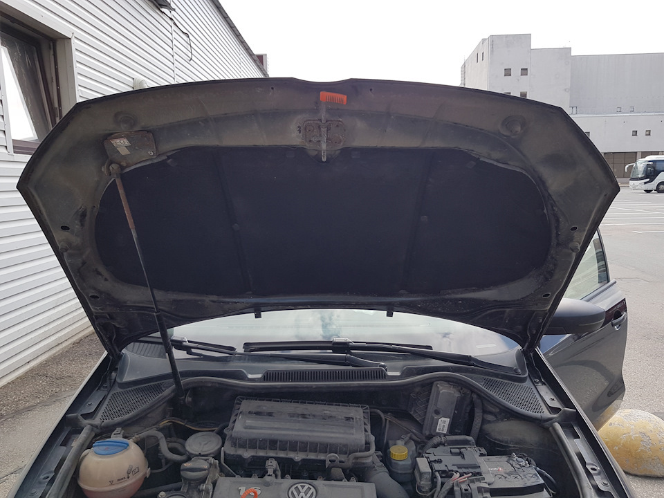 Утеплитель капота (штатная шумка) — Volkswagen Polo Sedan, 1,6 л, 2011 ...