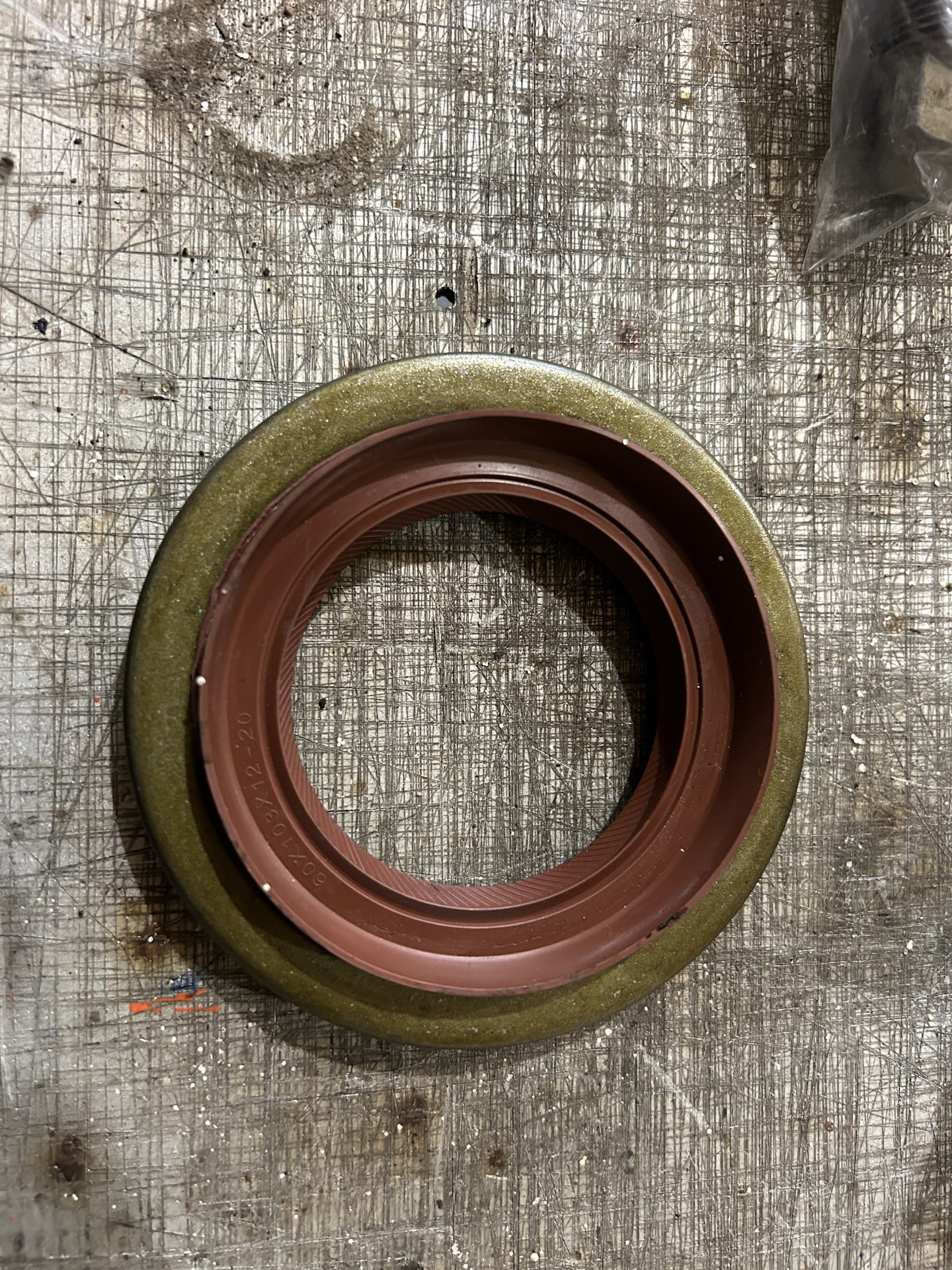 Замена сальника хвостовика редуктора заднего моста. — Isuzu Elf, 4,6 л ...