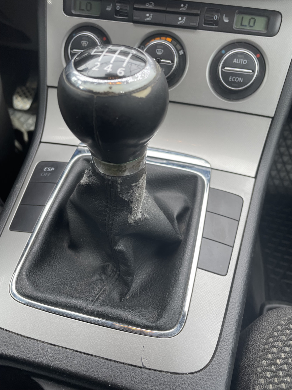 Ручка КПП и шторка подстаканника — Volkswagen Passat B6, 2 л, 2006 года ...