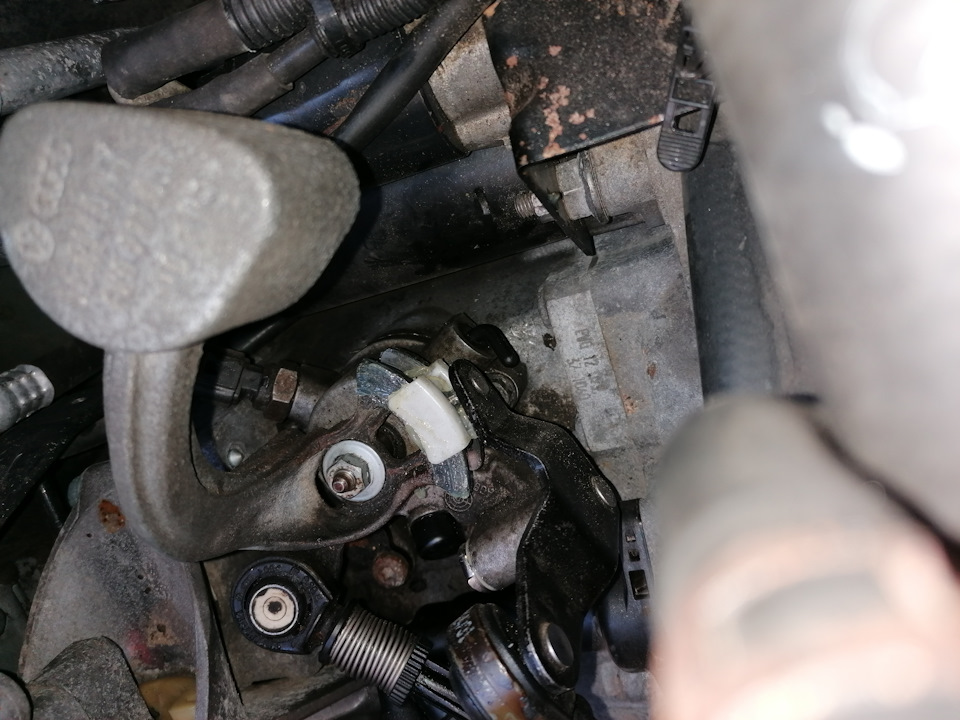 Замена и профилактика механизма переключения КПП — Audi A2, 1,4 л, 2001 ...