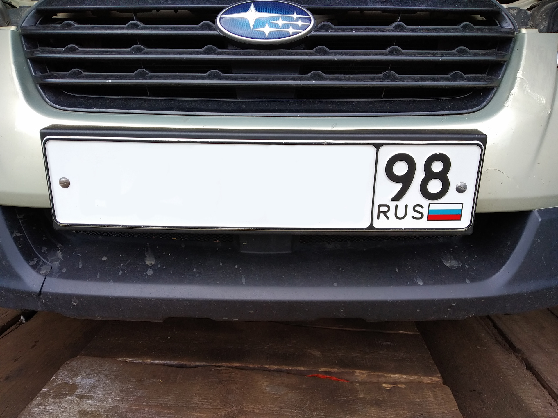 Площадка переднего номерного знака — Subaru Outback (BP), 2,5 л, 2006 ...
