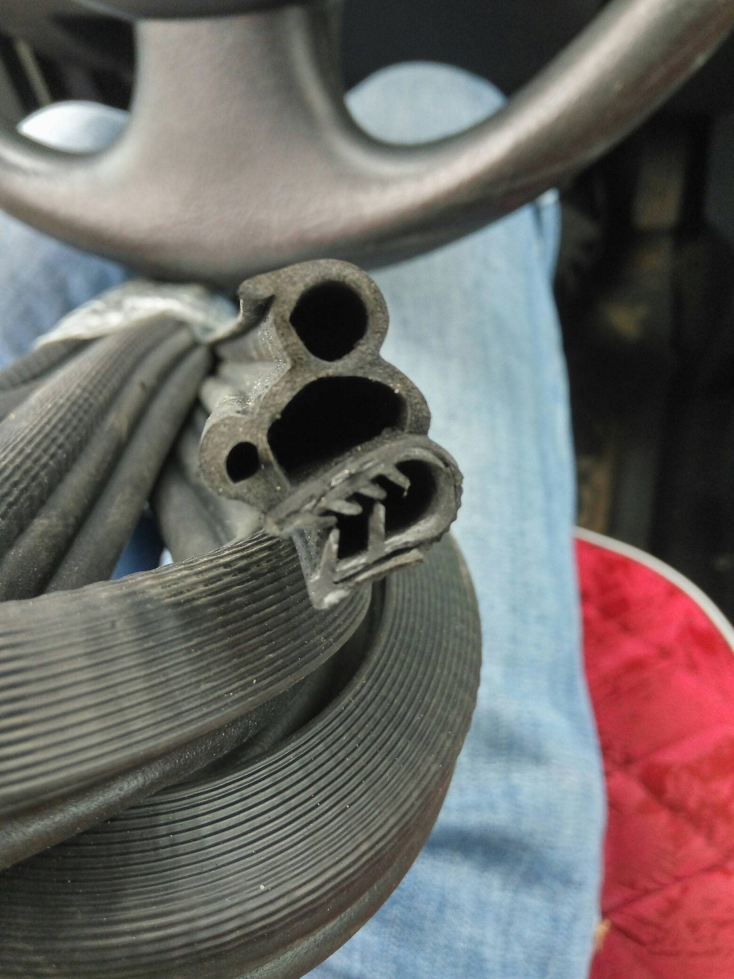 Подкапотный уплотнитель — Renault Logan (1G), 1,4 л, 2008 года ...