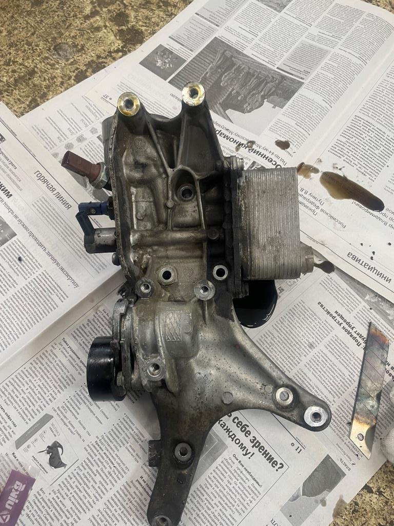 Замена прокладки кронштейна навесных агрегатов и теплообменника — Audi ...