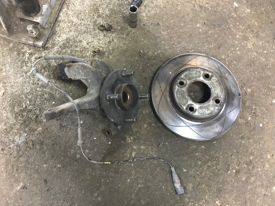 Замена ступичного подшипника — Ford Fiesta (Mk V), 1,6 л, 2008 года ...