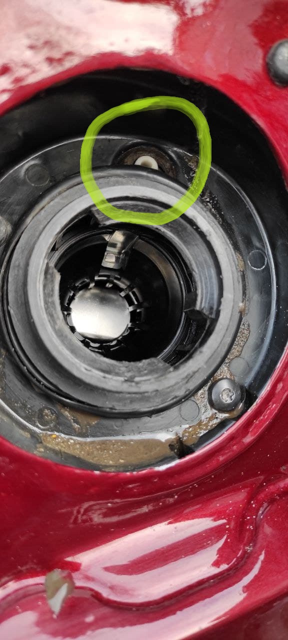 Белая трубочка около горловины бензобака! Теряюсь в догадках — Renault ...