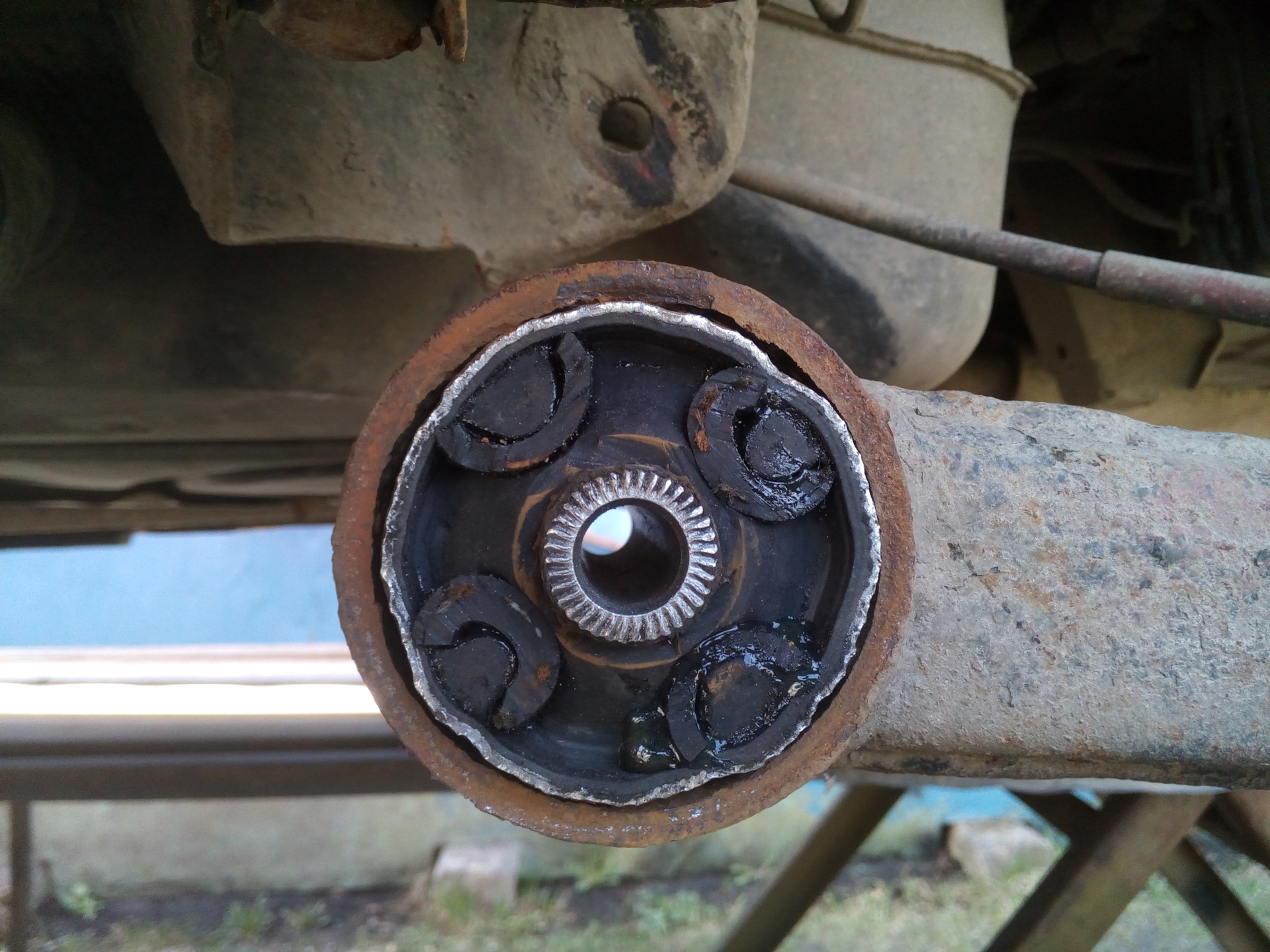 Замена сайлетблоков задней балки. — Geely Emgrand EC7 RV, 1,8 л, 2014 ...