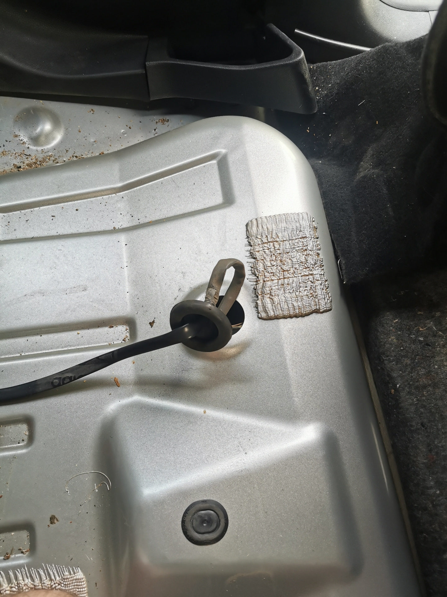 Фильтр в бензонасосе — Ford Fiesta (Mk V), 1,6 л, 2008 года | своими ...