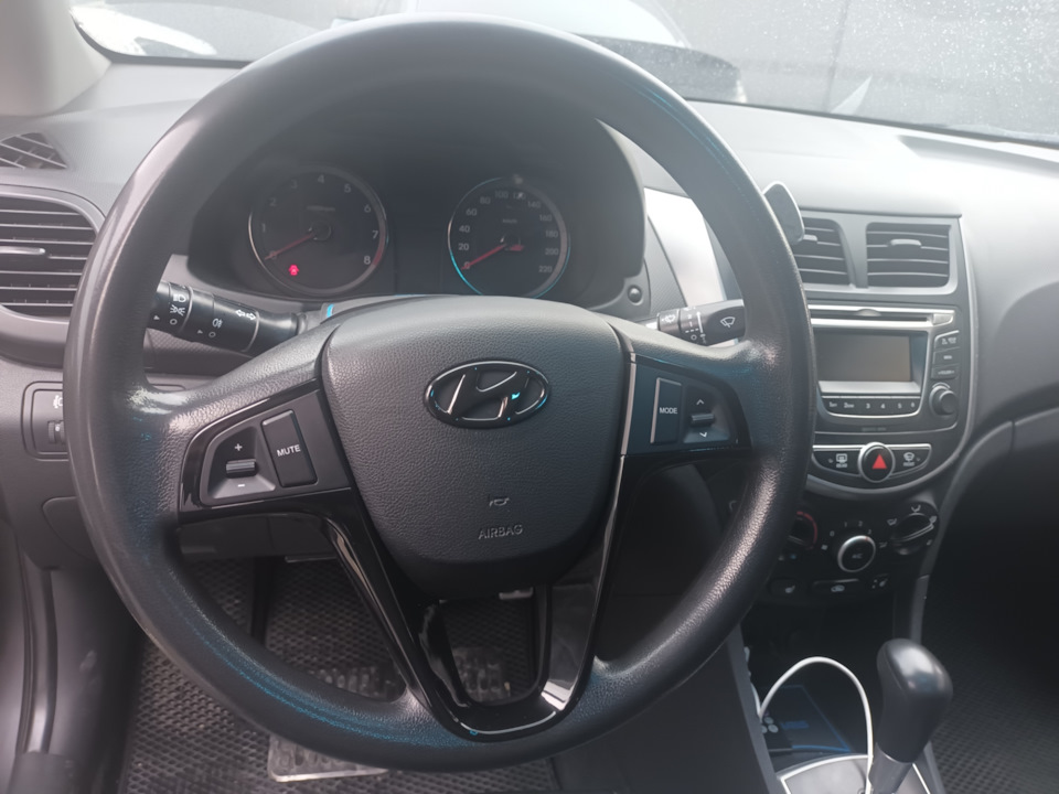 Кнопки и эмблема — Hyundai Solaris (1G), 1,6 л, 2011 года | тюнинг | DRIVE2