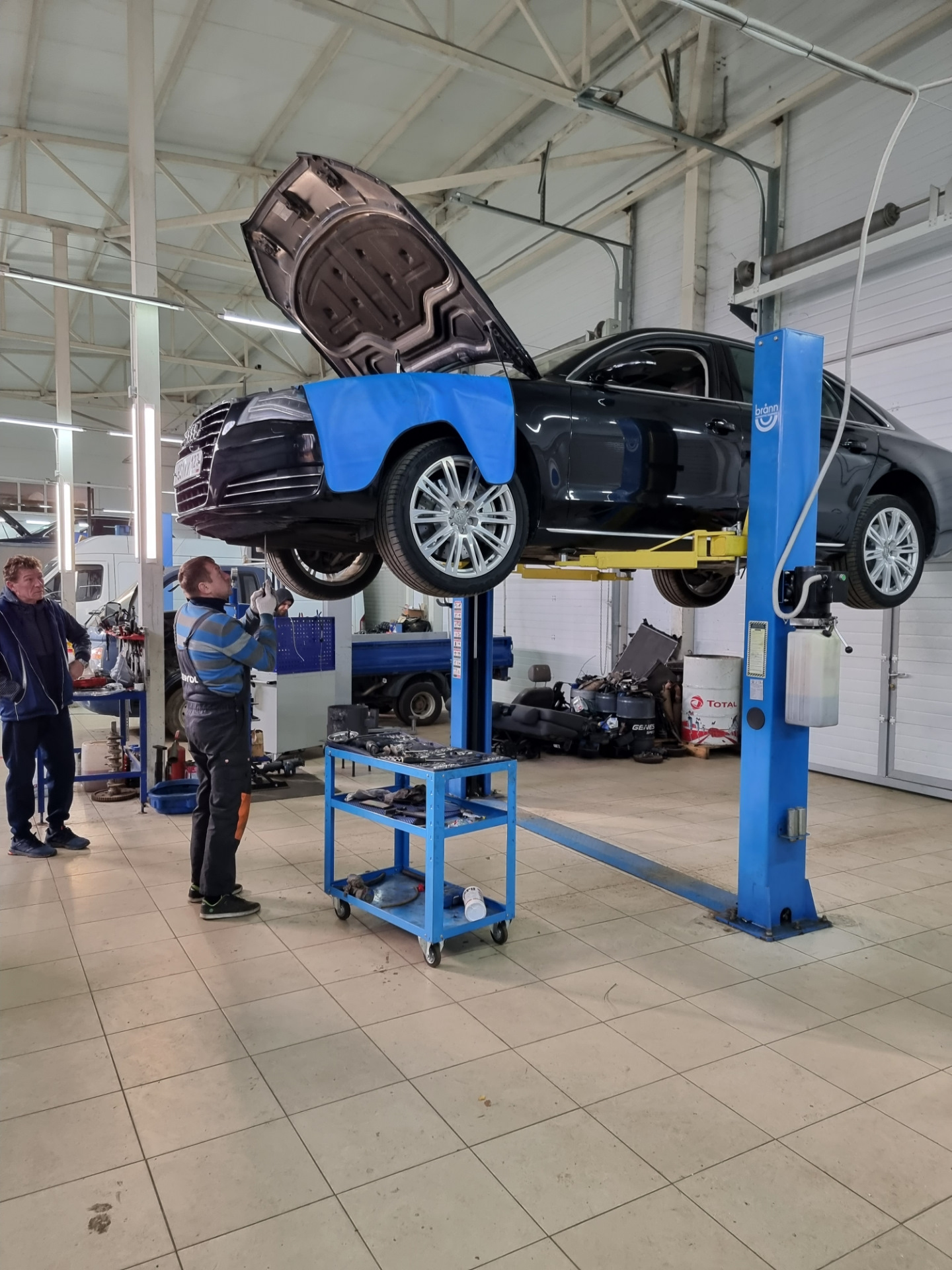 Устранение течи антифриза — Audi A8 4h 4 2 л 2012 года поломка