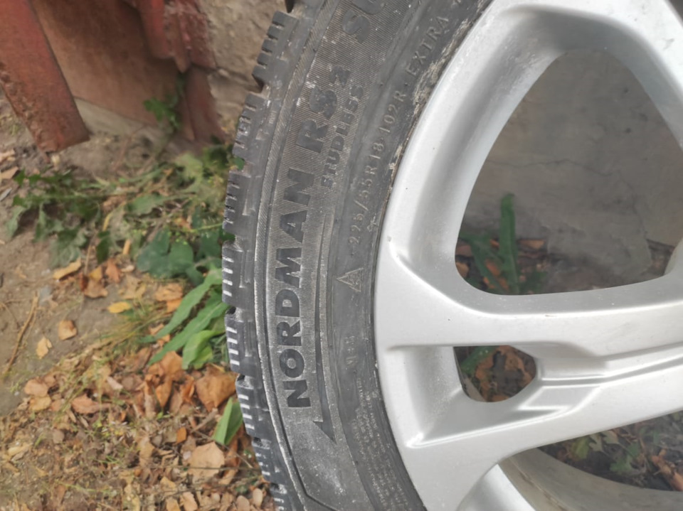 Шины зимние нешипованные Nokian 225/55 R18, литые диски Mitsubishi ...