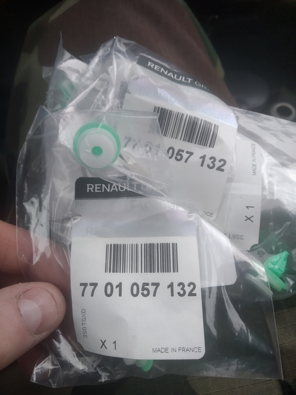 7701057132 Пистон накладки лоб стекла (плас) RENAULT | Запчасти на DRIVE2