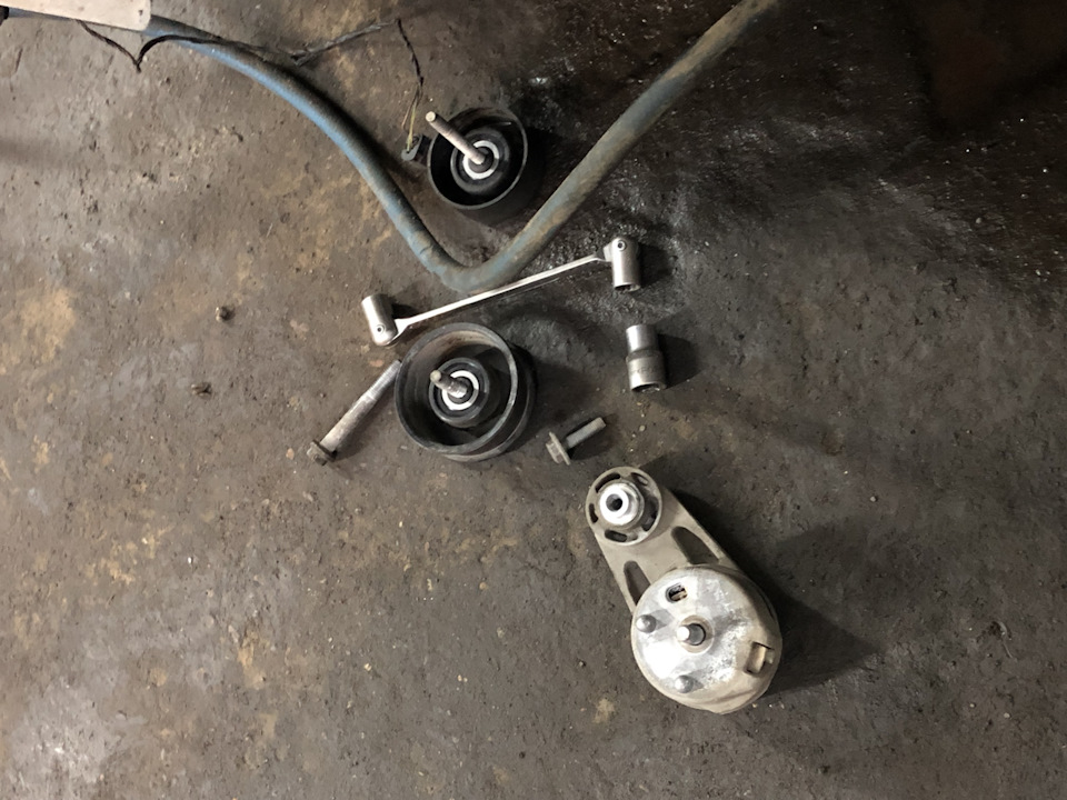 Помпа ремни подшипники — Land Rover Range Rover (3G), 4,4 л, 2006 года ...