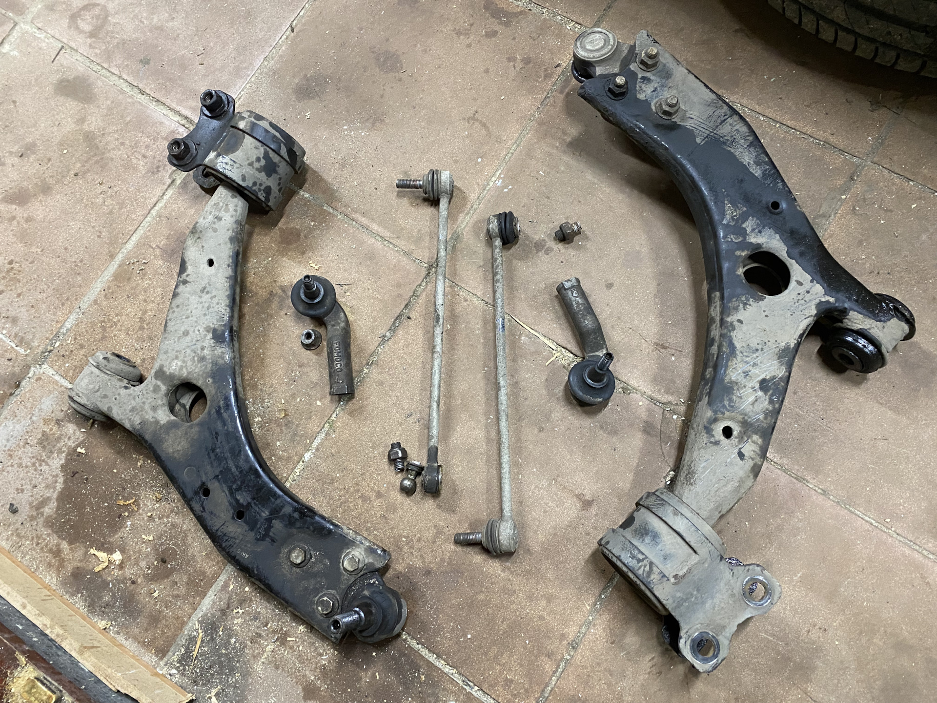 Замена передних рычагов, стоек стабилизатора и рулевых наконечников ...