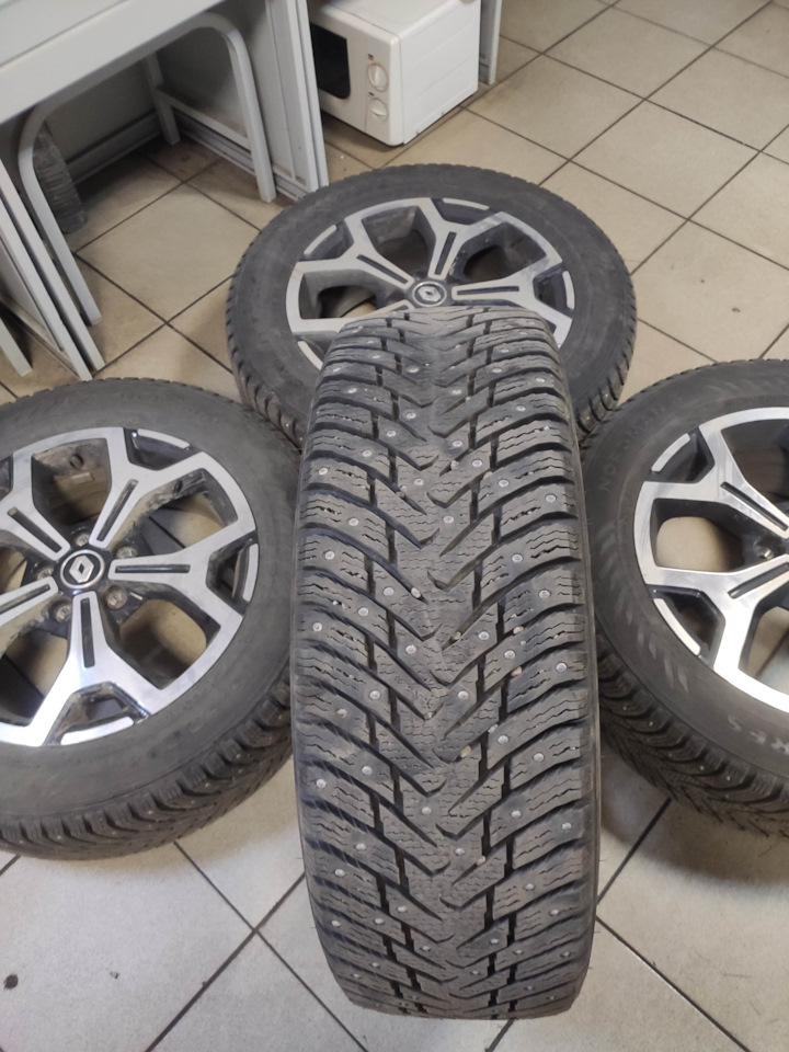 Шины зимние шипованные Nokian 215/60 R17 на Renault Duster (2G). Б/у ...