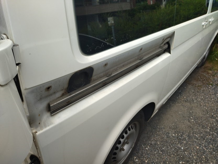 Замена роликов сдвижной двери — Volkswagen Transporter T5, 2,5 л, 2004 ...