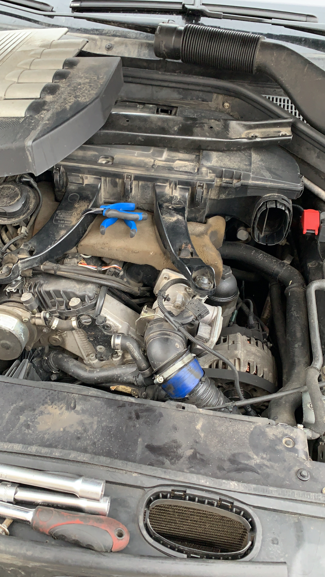 62. Облом болта крепления обводного ролика и генератора — BMW X5 (E70 ...