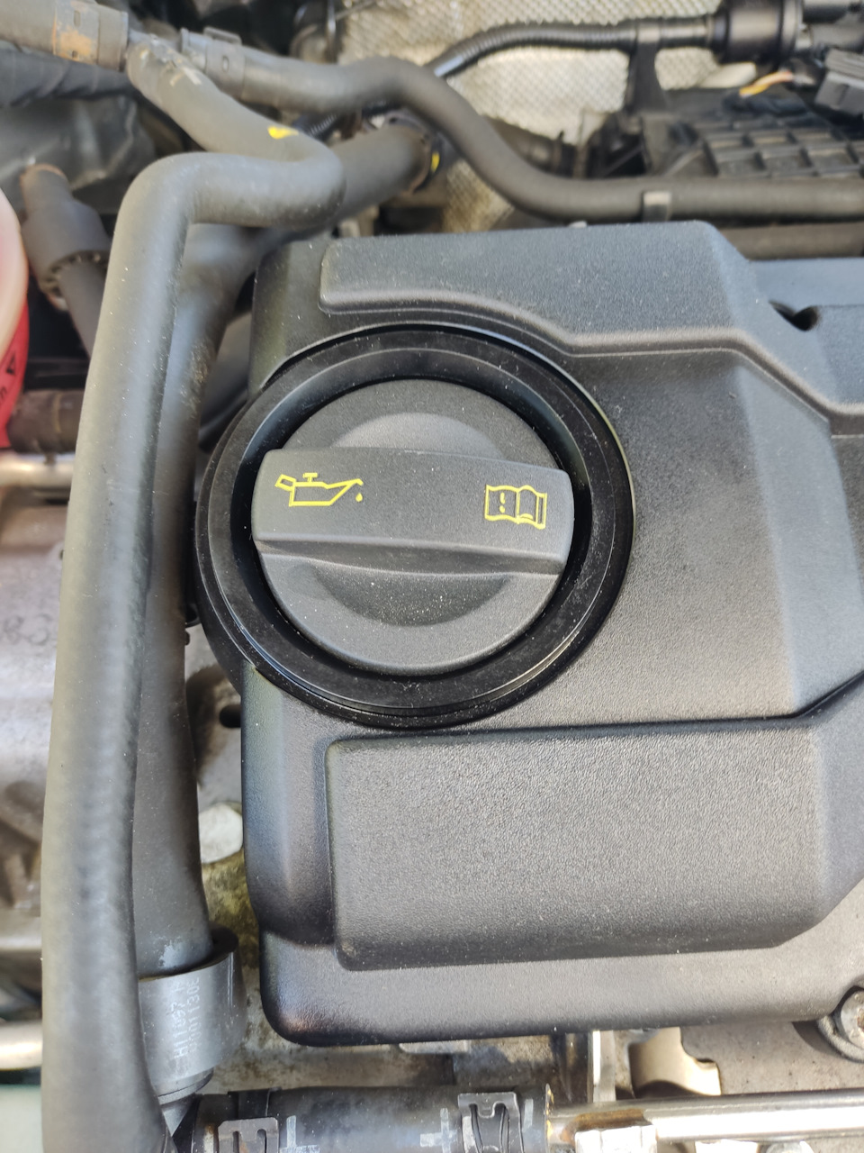 Замена крышки маслозаливной горловины — Volkswagen Passat B7, 1,4 л ...