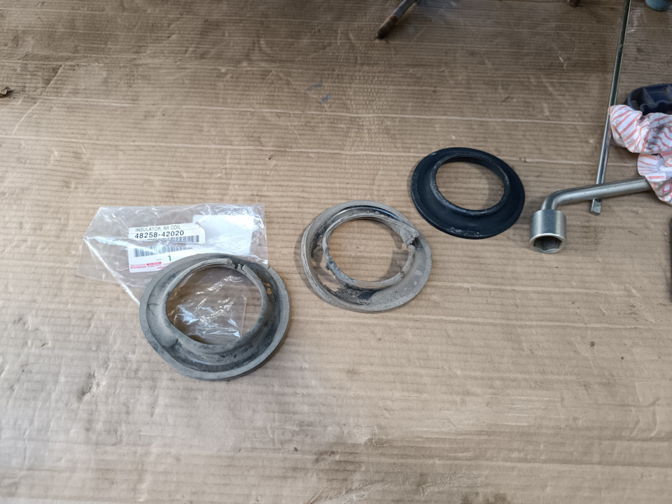 4825842020 Изолятор пружины зад TOYOTA LEXUS | Запчасти на DRIVE2