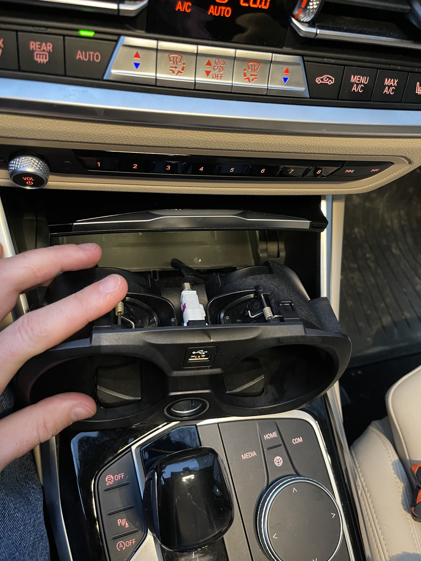 Заменил NFC модуль на беспроводное зарядное устройство BMW G20, 2020 г ...