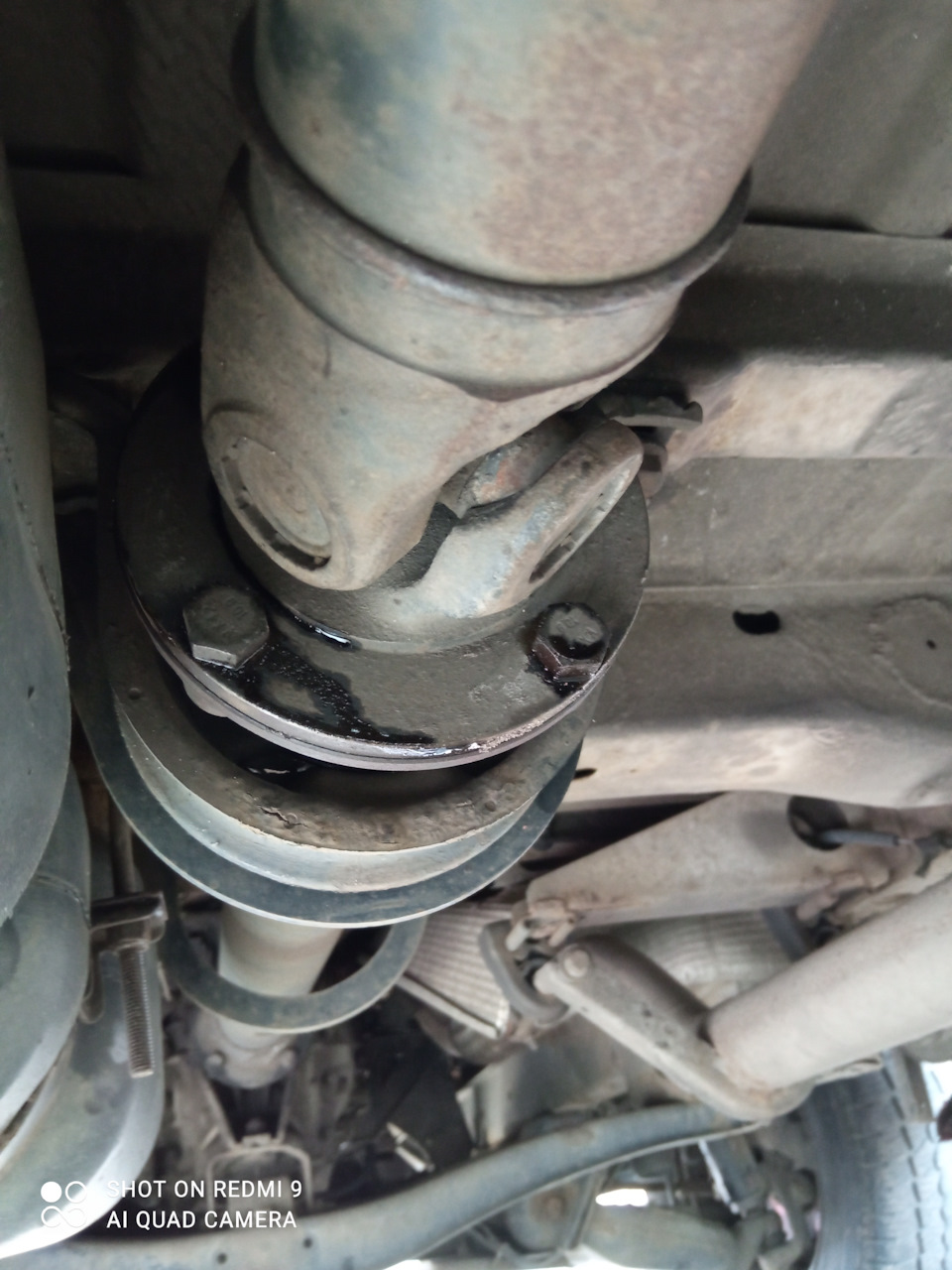 Замена крестовины и подвесного подшипника карданного вала — Mercedes ...