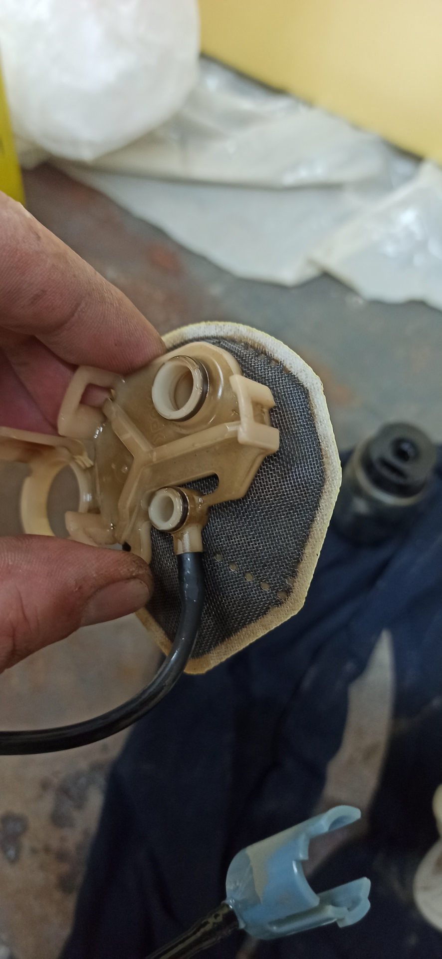 Замена топливного фильтра — Toyota Corolla (140/150), 1,6 л, 2008 года ...