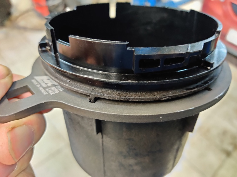 Замена корпуса топливного фильтра в сборе 2211613 — Ford Transit (8G ...