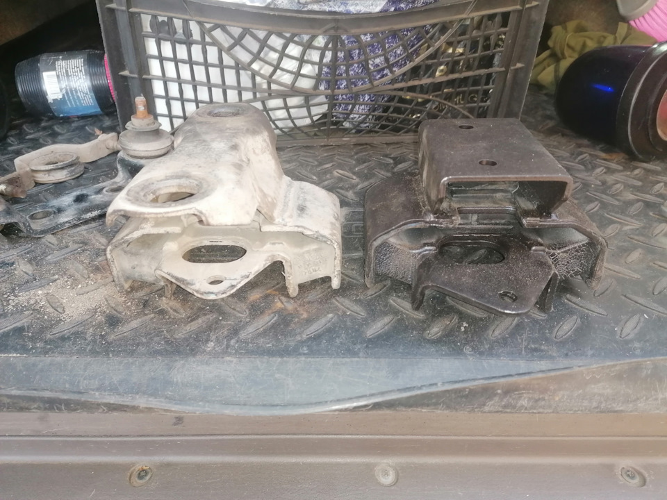 Замена задней подушки двигателя или коробки кто как називает ...