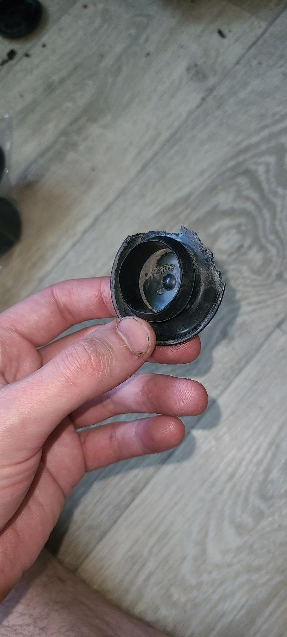 Заглушки технологических отверстий в порогах — Audi A2, 1,4 л, 2000 ...