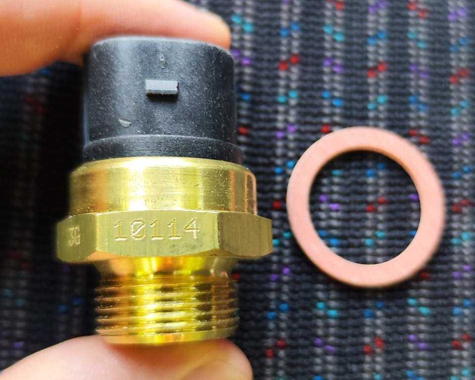 Замена датчика включения вентилятора охлаждения — Volkswagen Golf ...